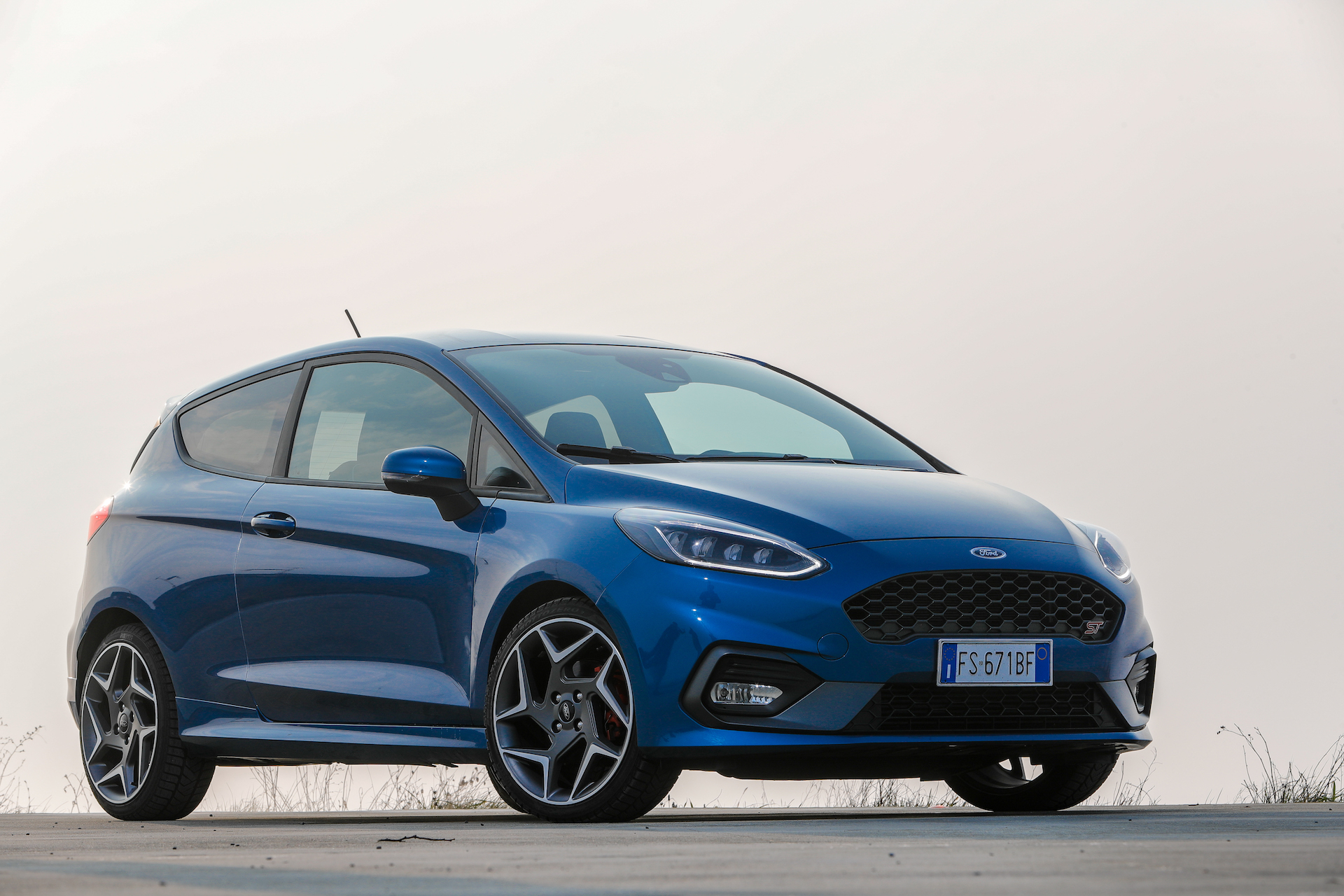 Confronto piccole sportive: Abarth 595 Pista vs Ford Fiesta ST vs MINI ...