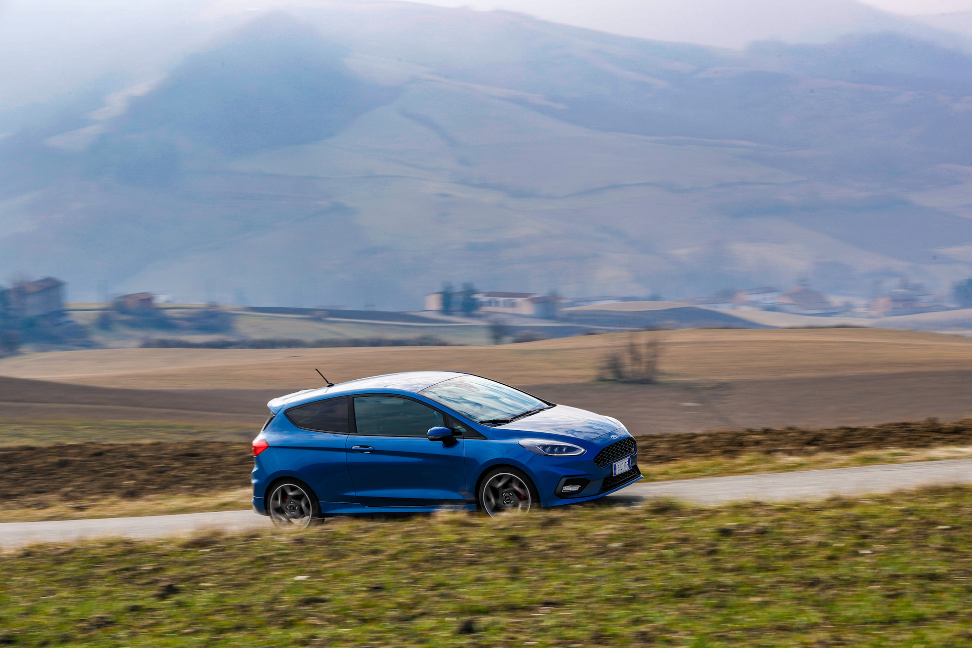Confronto piccole sportive: Abarth 595 Pista vs Ford Fiesta ST vs MINI ...